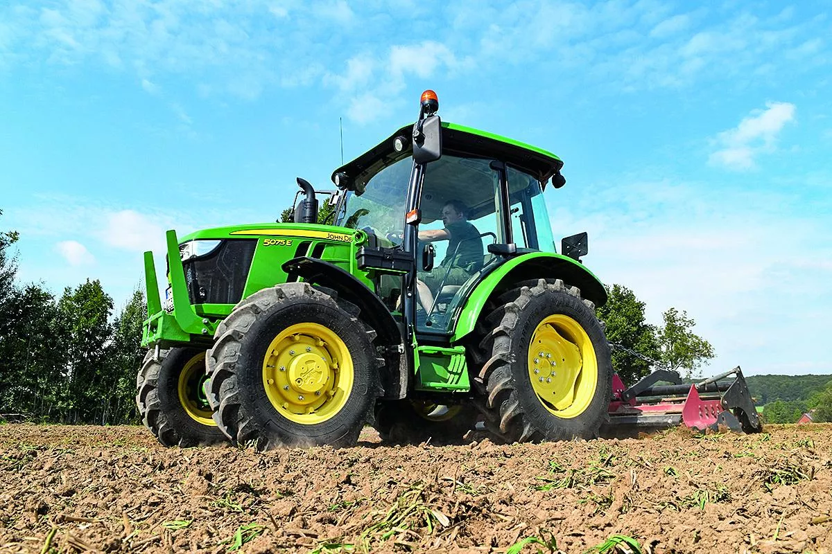 John Deere 5075 E: zwrotny i cichy ciągnik