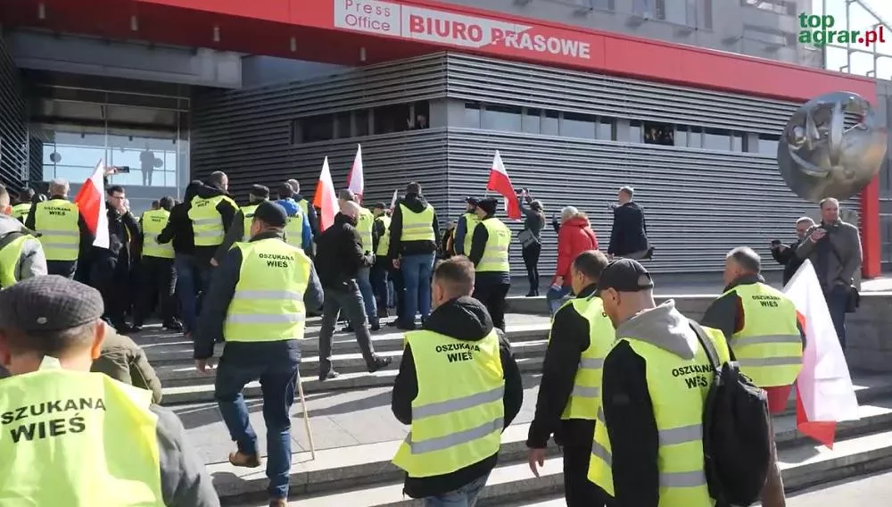 Protest rolników podczas targów AGROTECH w Kielcach. "Przyszłe żniwa ...
