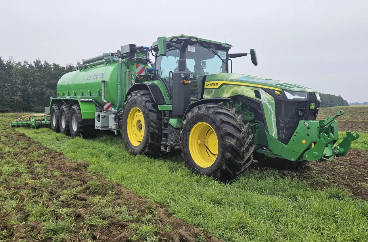 Ciągniki John Deere 8R370 i 6130R z maszynami w akcji!
