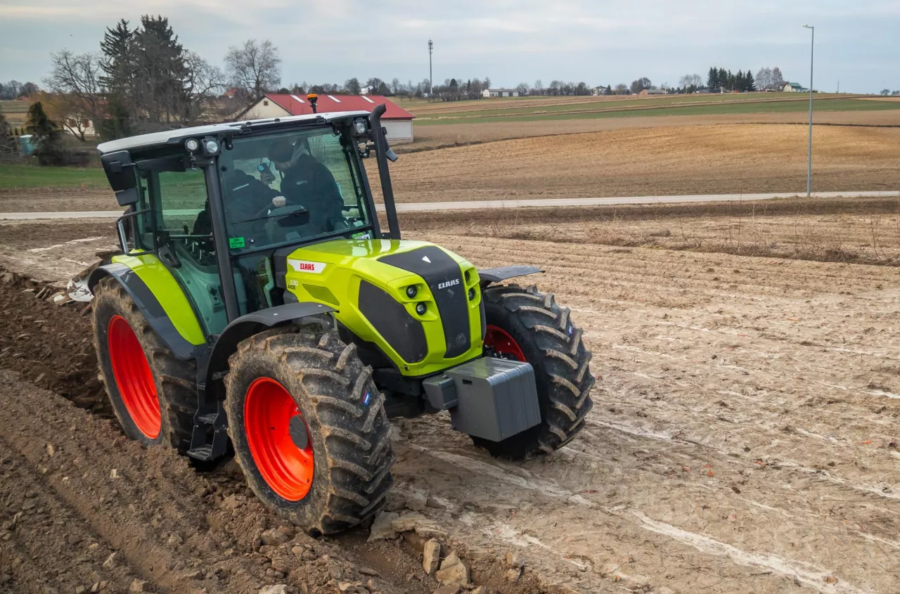 Claas Axos 3: Nowy ciągnik dla rodzinnych gospodarstw – co go wyróżnia?