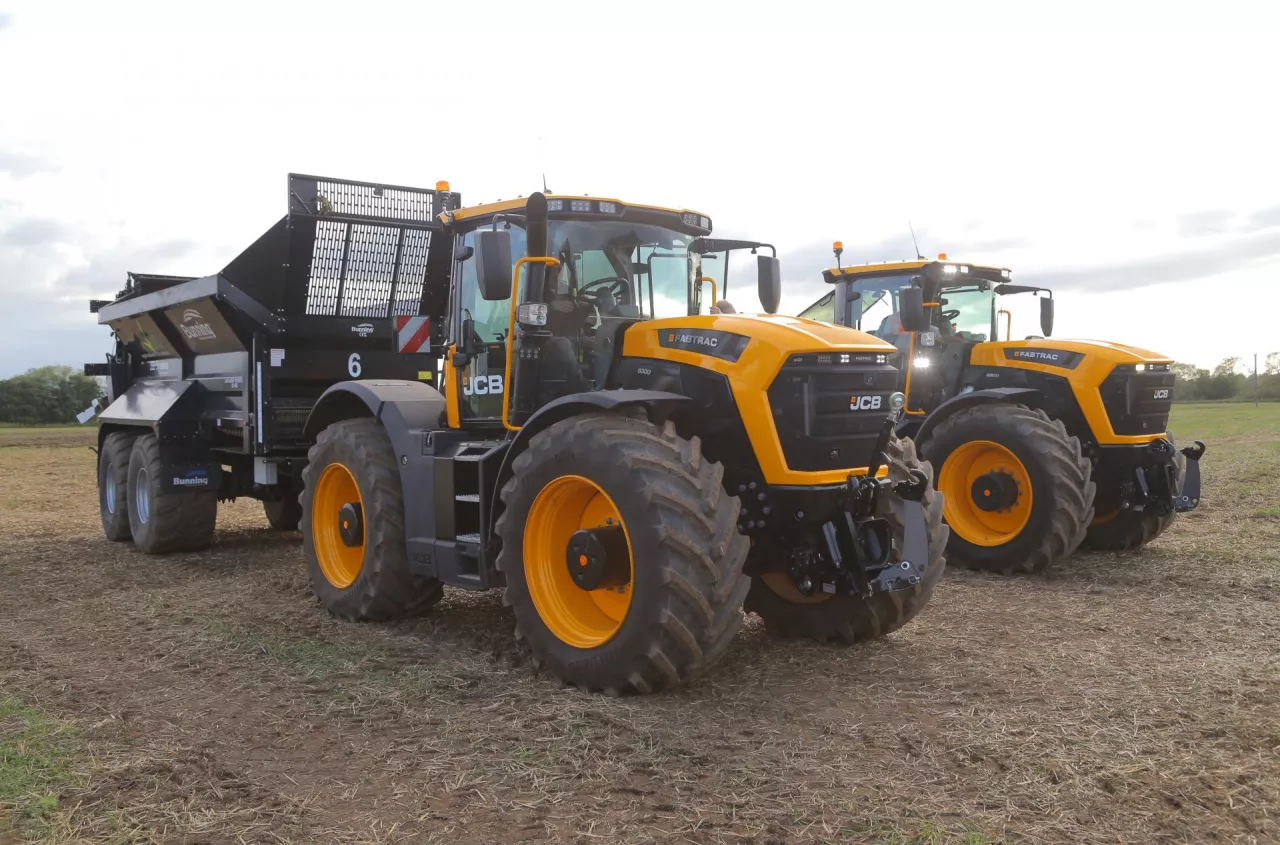 Nowy JCB Fastrac 6000 i ładowarka z automatyką wysięgnika. Jak szybko ...